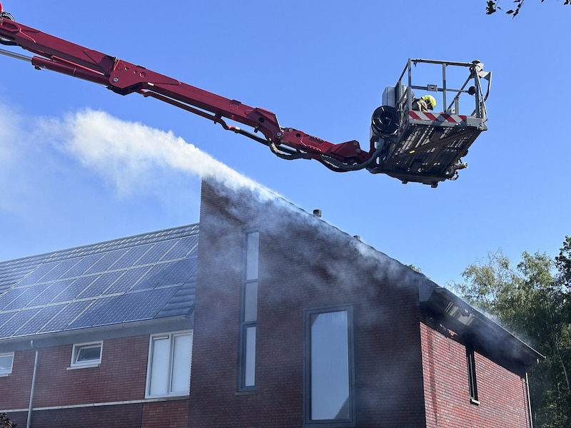 Zonnepanelen in brand op dak van hoekwoning in Etten-Leur, flinke ...