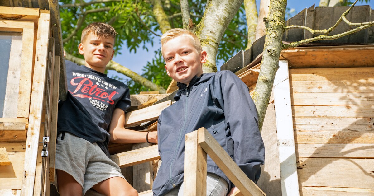 Jayden (14) en Levi (12) bouwen een boomhut. Ziet de gemeente Sluis ze ...