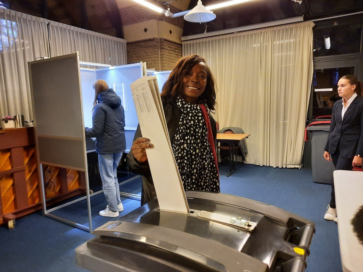 Volle stembureaus op drukke verkiezingsdag van Raamsdonksveer tot ...