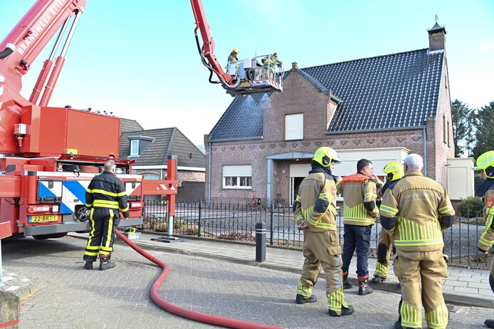 Brand in vrijstaande woning in Sprundel, veel brandweer aanwezig | 112 ...