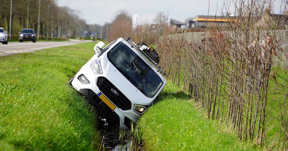 Bestuurder verliest macht over het stuur in Dongen: busje belandt in ...