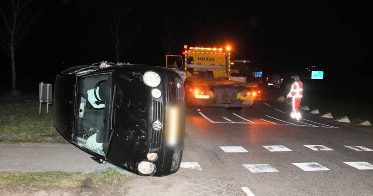 Auto op zijkant na ongeval Waterlandkerkje | Sluis | BN DeStem.nl