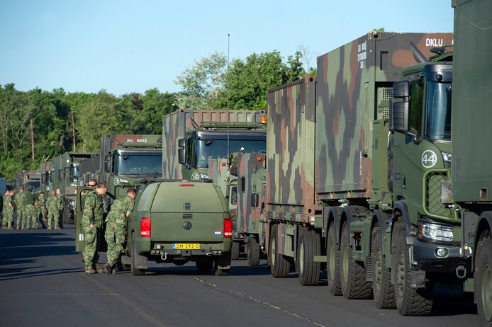 Grote uittocht bij vliegbasis Gilze-Rijen, 150 legervoertuigen de weg ...