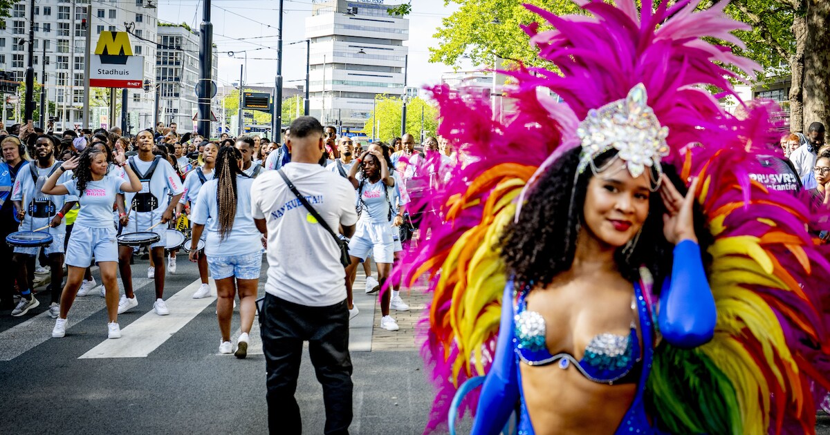 Straatparade Zomercarnaval trekt door de stad: zo’n 2500 dansers en 25 praalwagens | Hoeksche ...