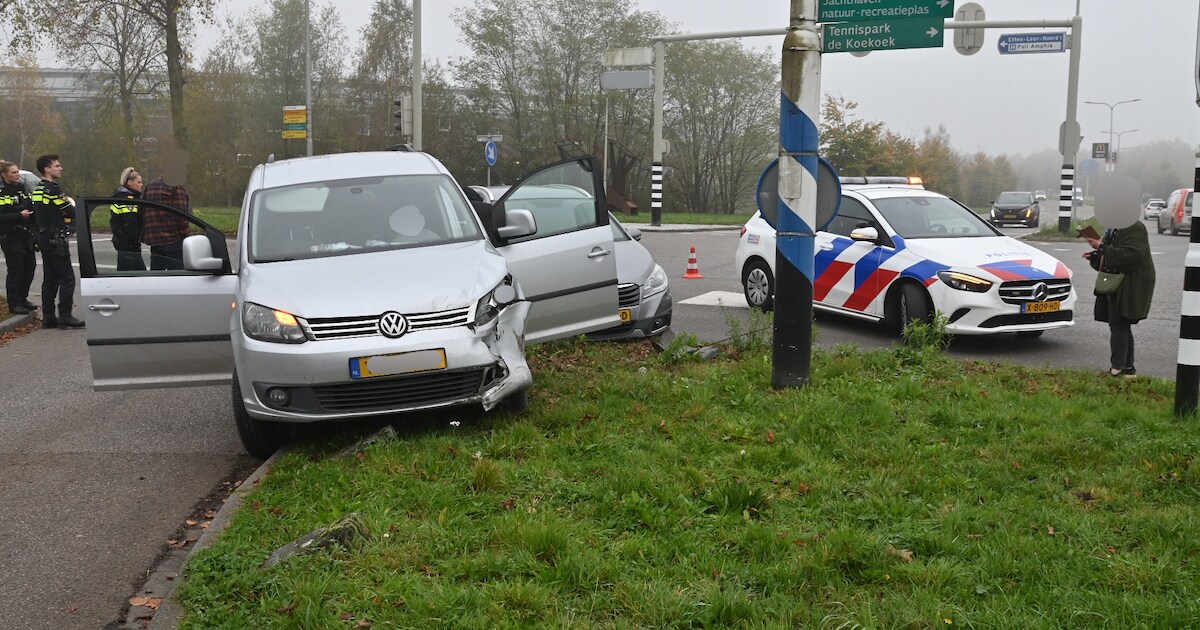 Twee auto’s botsen op elkaar op Bredaseweg in Etten-leur | 112 nieuws Etten-Leur | bndestem.nl