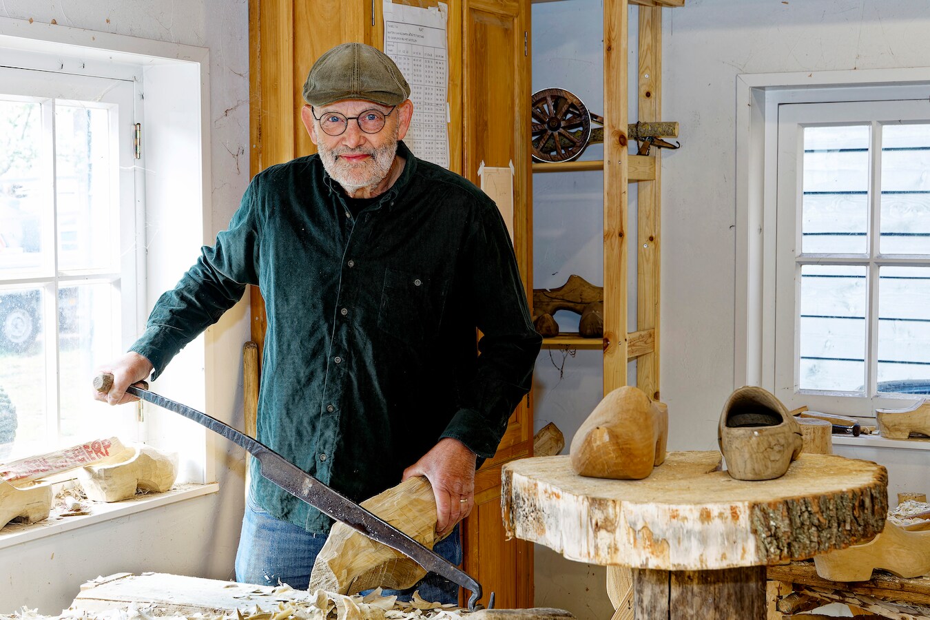 Henk (69) zwaait de scepter in oud klompenmakershuisje. ‘Een goeie ...