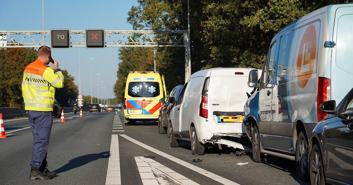 Twee bestelwagens en auto botsen op elkaar op A27, bestuurster gewond | 112 nieuws Oosterhout ...