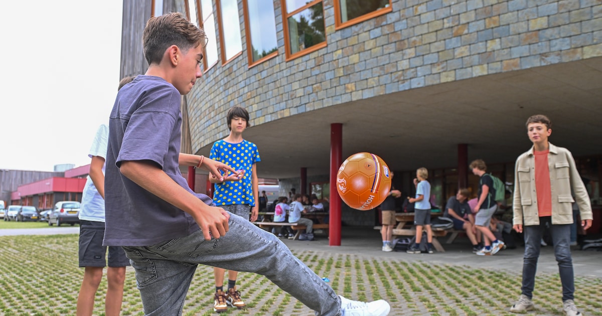 Bordspellen en voetbal vervangen de mobieltjes op deze school in Breda ...