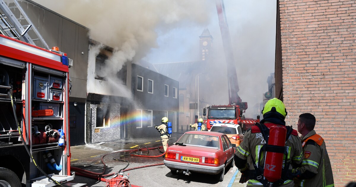 De vlammen sloegen uit het dak in Axel ‘Het pand was net helemaal verbouwd’ | Terneuzen | BN ...