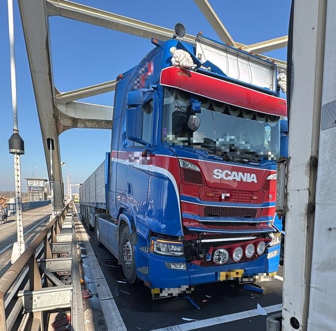 Ongeval met vrachtwagen op A27 bij Merwedebrug: flinke vertraging ...