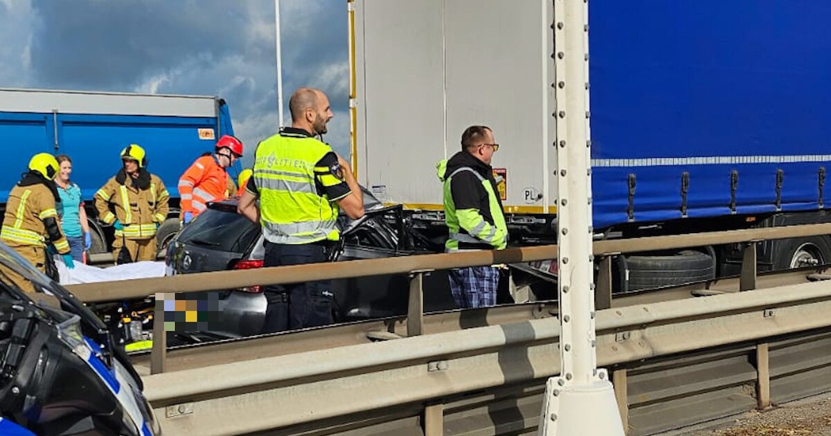 Ernstig ongeval op A27: auto komt deels onder vrachtwagen terecht op ...
