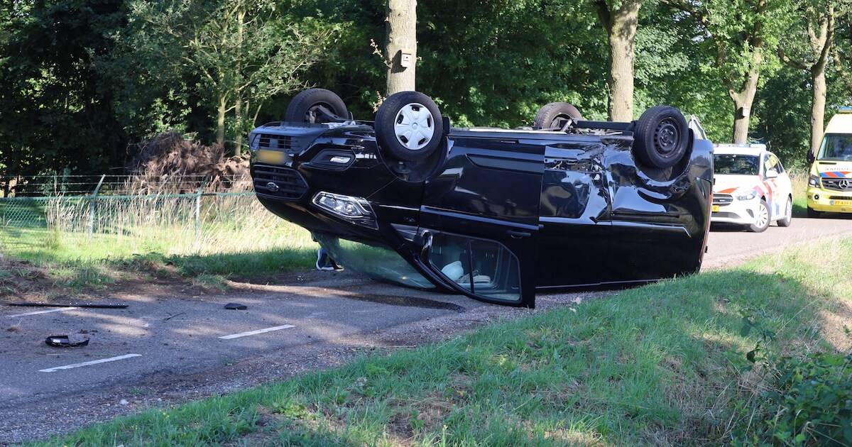 Auto belandt ondersteboven op weg bij botsing in Boekel, bestuurder komt met de schrik vrij ...