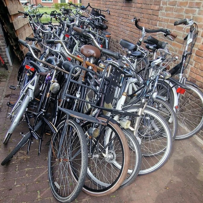 Politie vindt dankzij hennepgeur tientallen gestolen fietsen in Den ...