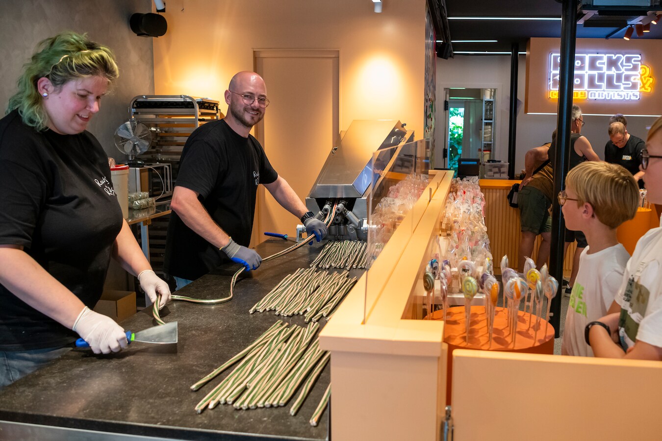 Vanuit heel de wereld komen mensen naar deze snoepwinkel, video’s al 4 ...