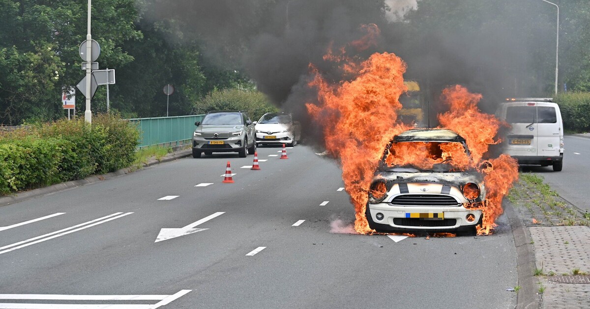 Auto vliegt al rijdend in brand op zuidelijke rondweg in Breda ...