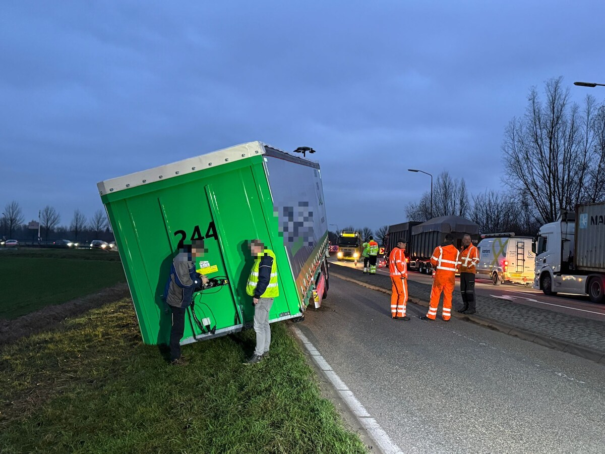 Oplegger raakt los van vrachtwagen en belandt in de berm op N279 bij ...