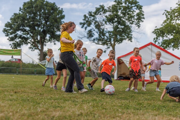 Voetballen en kroelen tijdens Kindervakantieweek met ‘juf’ Roos (18 ...
