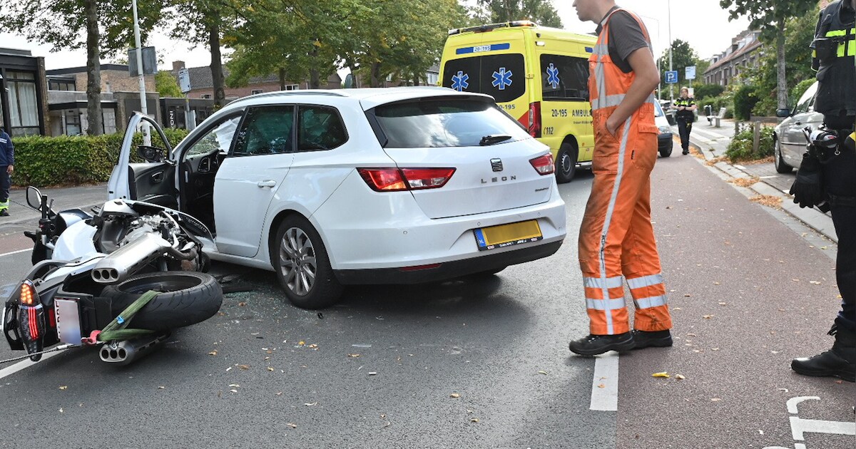 Motor botst in Breda hard tegen auto met drie kinderen erin | Breda | BN DeStem.nl