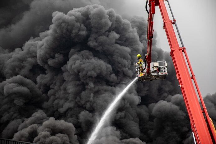 Brandweer waarschijnlijk nog hele dag bezig met nablussen brand in ...