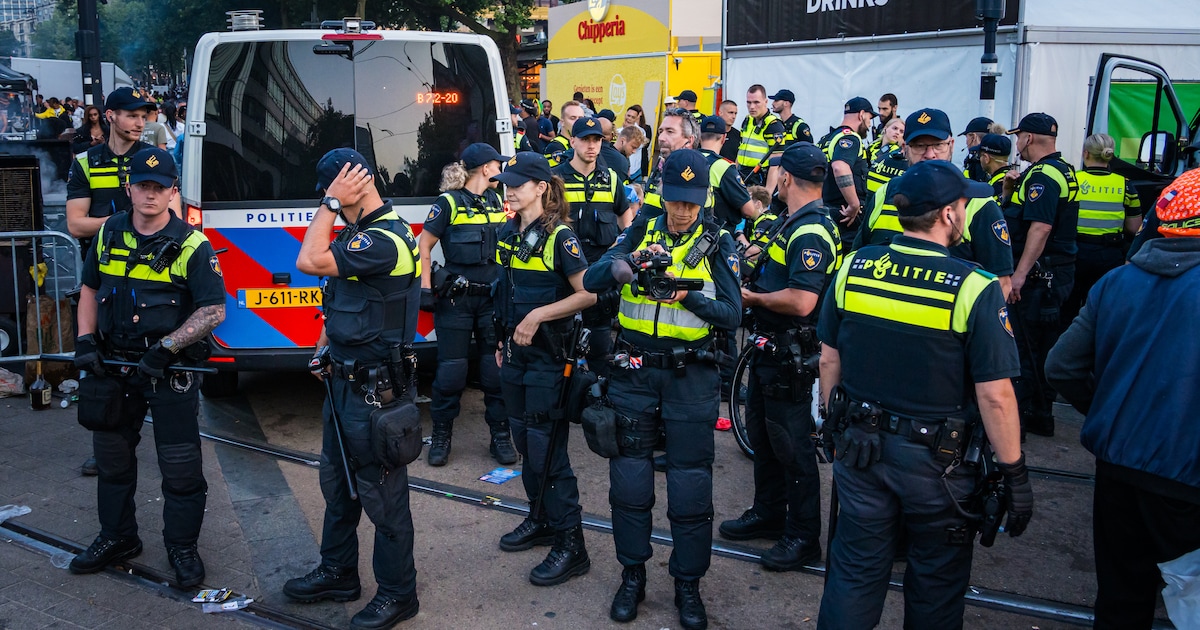 Tientallen arrestaties op Zomercarnaval Rotterdam wegens wapenbezit en geweld tegen politie ...
