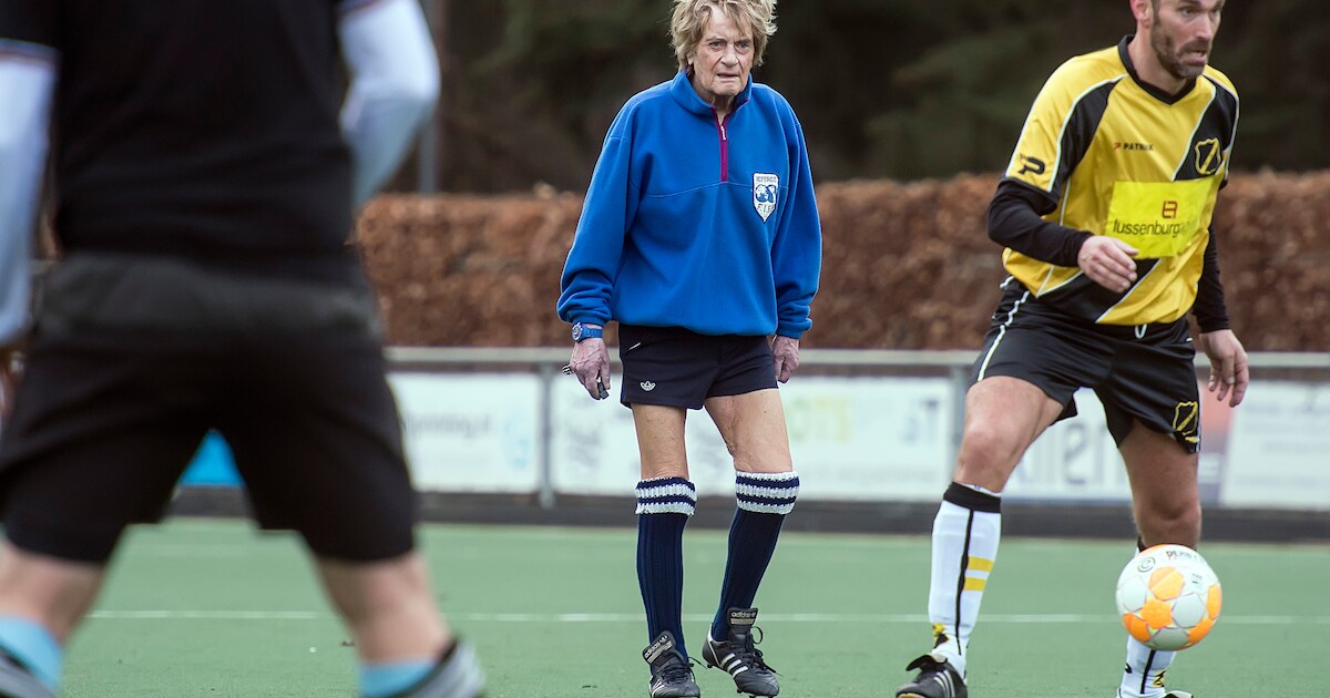 'Paradijsvogel' Frans Derks bij nieuwjaarswedstrijd oud-NAC - Zwart-Wit ...