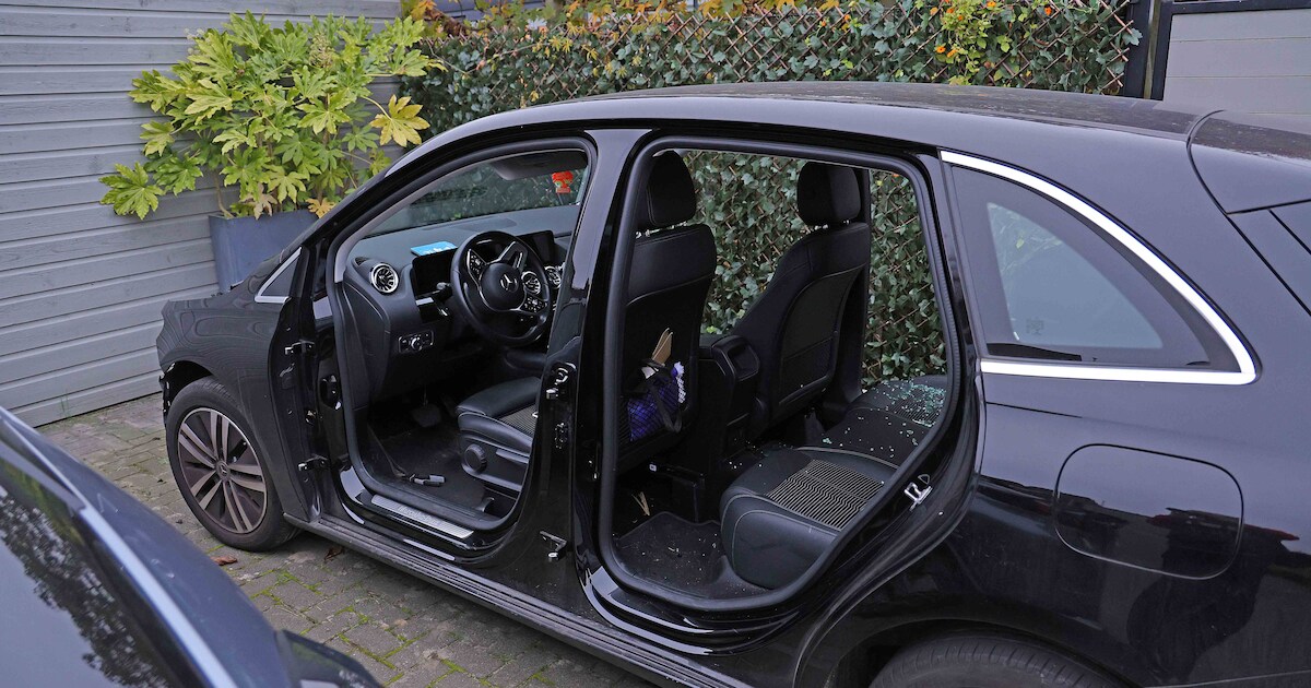 Auto volledig gestript in Waalwijk, tot aan de portieren en motorkap ...