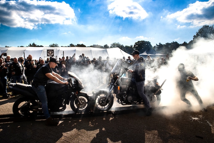 Fietsen vouwen en motors in de witte rook tijdens treffen MC de ...