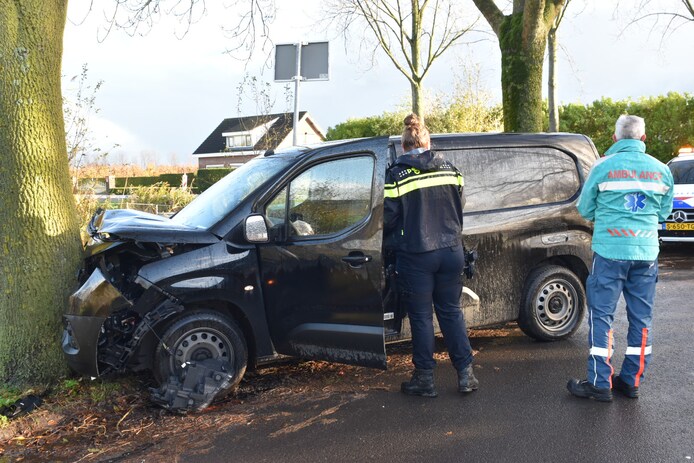 Man en vrouw raken zwaargewond bij botsing tegen boom in Velddriel | Waalwijk | bndestem.nl