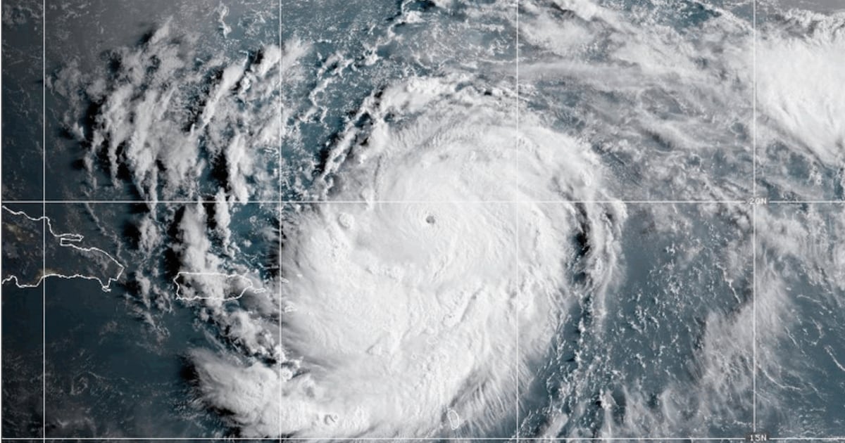 Orkaan Erin passeert Bovenwindse Eilanden en neemt in kracht af ...