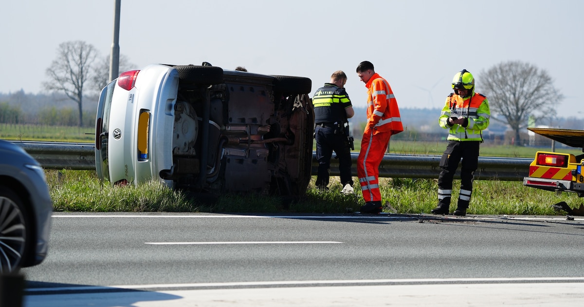 Auto belandt op zijkant na botsing op A58 bij Gilze | Regio | BN DeStem.nl