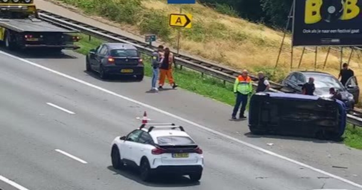 Ongeluk met meerdere auto’s op A16 bij Moerdijk: voertuig op zijkant ...
