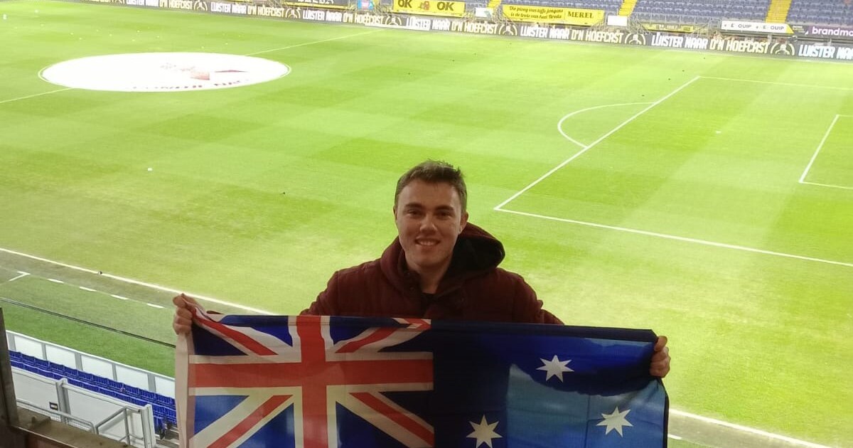 Australische voetbalgek reist urenlang om NAC en Max Balard in actie te ...