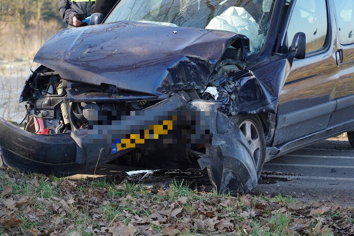 Auto met baby botst tegen boom in Dorst | 112 nieuws Oosterhout | bndestem.nl