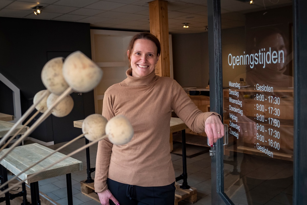 Vanessa verwerkte trauma’s van haar werk als agent door bloemschikken ...
