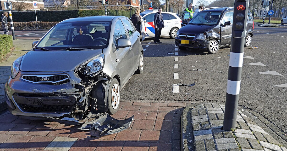 Twee auto's botsen op kruising van ‘meest onveilige straat’ van Waalwijk | Waalwijk | bndestem.nl