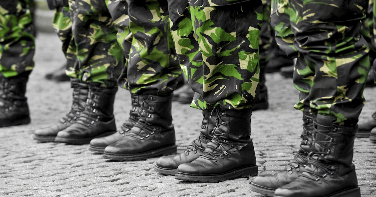 Militairen trainen te voet en met voertuigen in Altena | Altena | BN ...