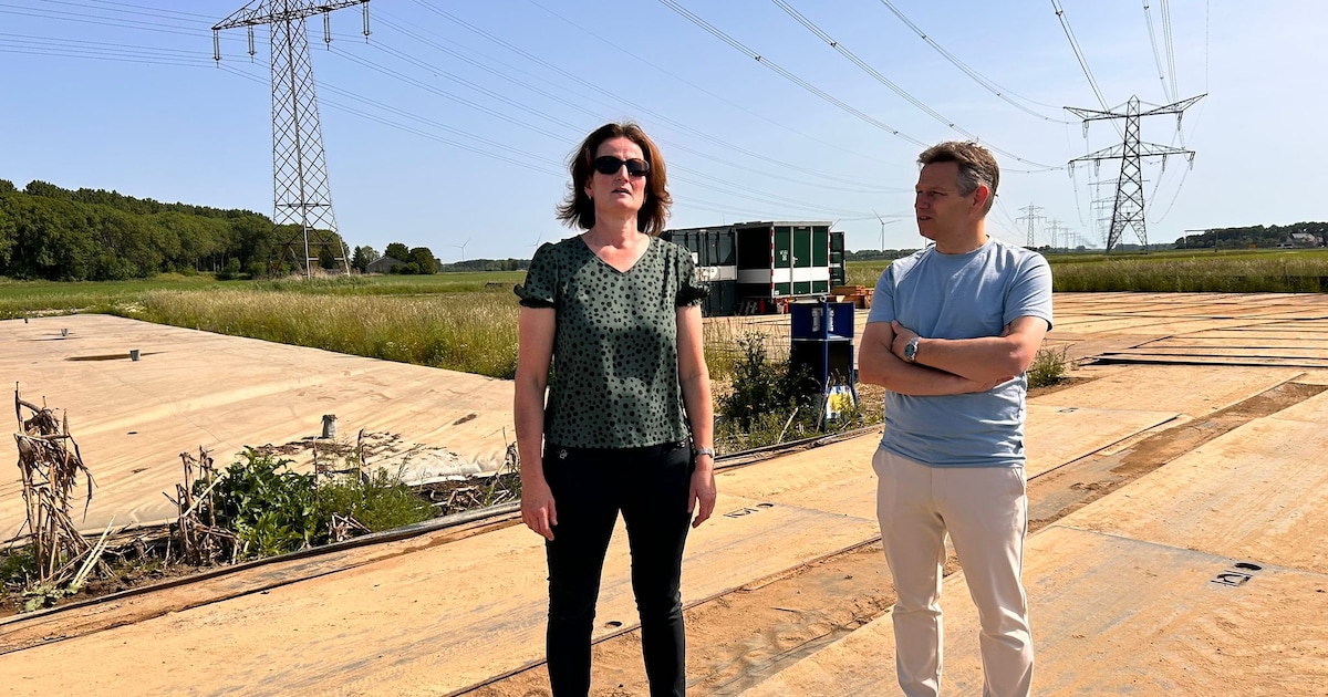 Staatssecretaris Jo-Annes de Bat spreekt met bewoners in onzeker ...