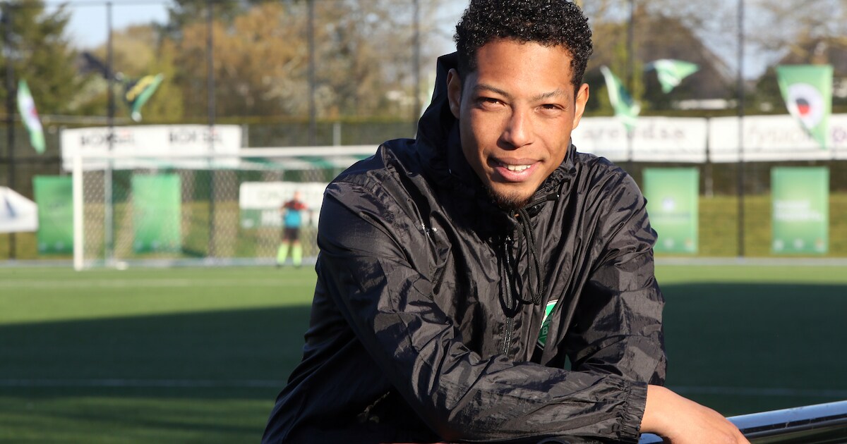 Laatbloeier Jason Tjien-Fooh komt in de zaal bij FCK De Hommel volledig ...