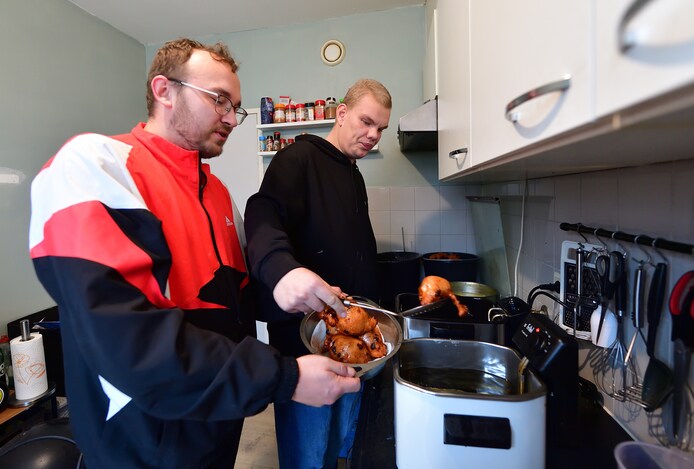 Yoeri en Geoffrey trakteren minima op oliebollen: ‘Voor 80 euro maken ...