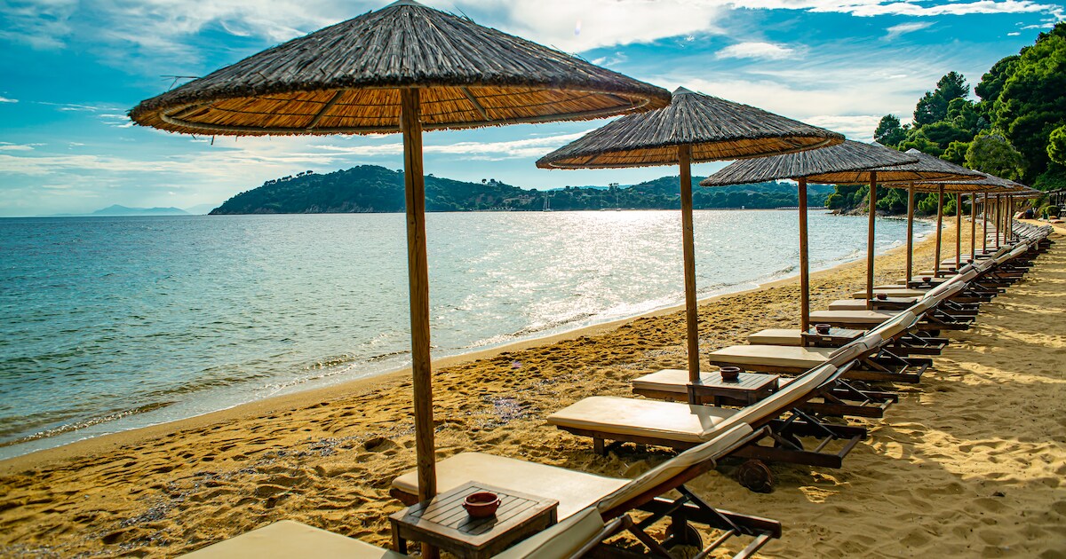 Britse toerist overlijdt in ligstoel op strand in Griekenland ...