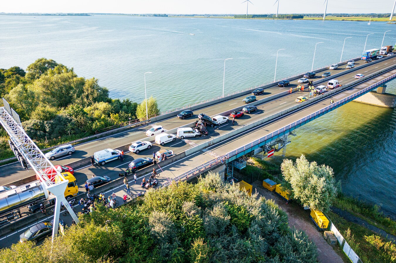 Gewonden na kettingbotsing op Haringvlietbrug, veroorzaker zou zijn ...