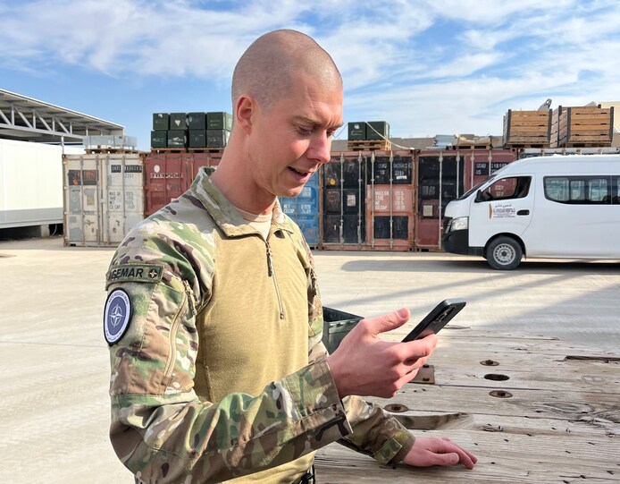 Geen kerstontbijt met familie, maar in militaire kerstsfeer werken in ...