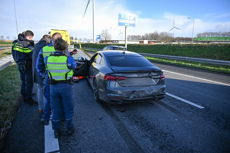 Touringcar botst achterop auto op A16 bij Breda | Regio | BN DeStem.nl
