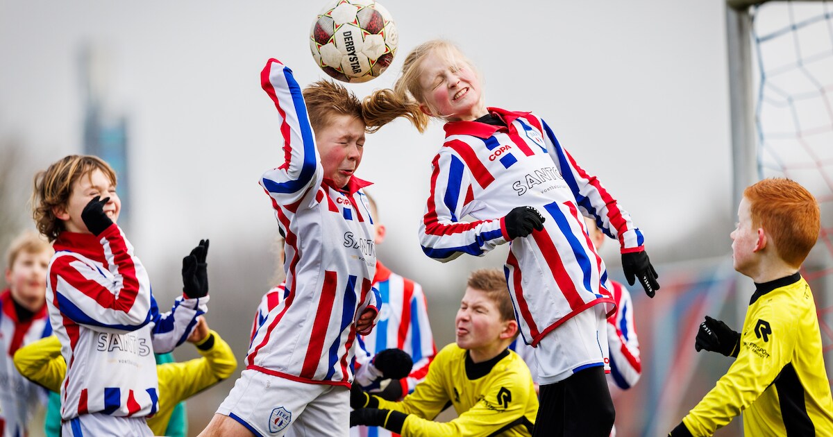 Nora mag van haar moeder niet koppen, haar vader heeft er geen probleem ...