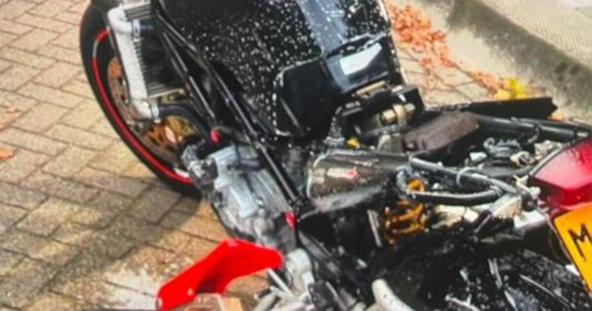 Bijna billen verbrand: bestuurder springt van zijn motor als er brand ...