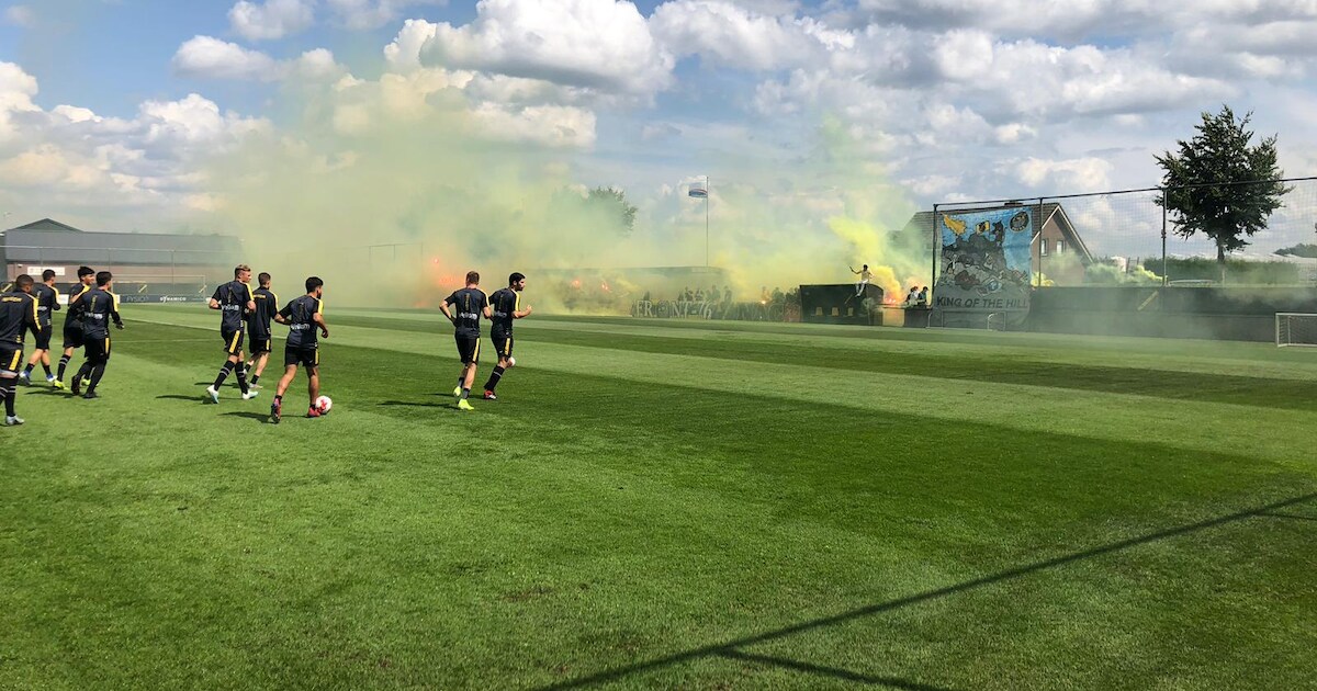 Vurig ‘welkom’ voor gerenoveerde NAC-selectie, honderden supporters ...