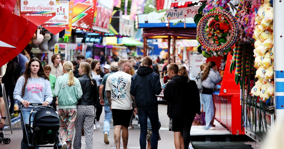 Groepen jongeren (tussen 12 en 16) die naar de kermis komen om te ...