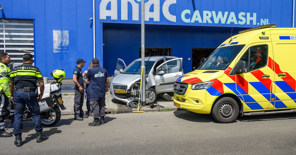 Oudere dame vergist gas voor rempendaal en rijdt uit de wasstraat tegen ...