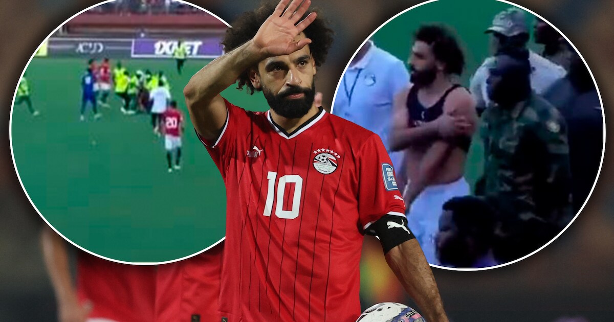 Liverpool-ster Mohamed Salah onder militaire begeleiding van het veld ...