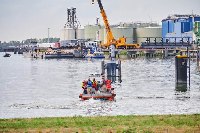 Nieuwsoverzicht | Zoekactie in haven Moerdijk naar vermiste matroos ...